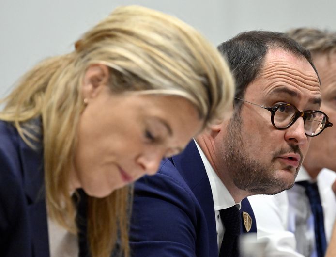 Verlinden en Van Quickenborne hebben omzendbrief over geweld tegen politie klaar | Binnenland ...