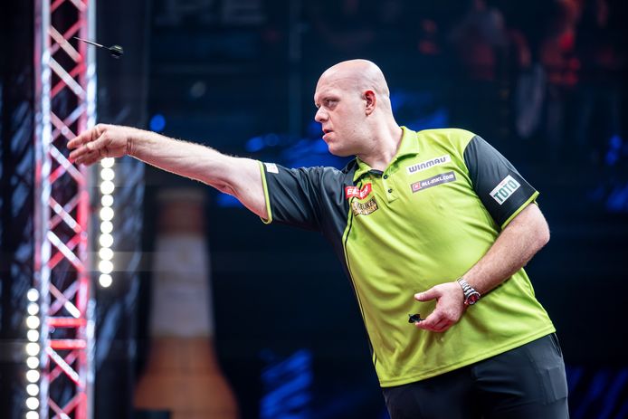 Gian van Veen overleeft twee matchdarts in Rosmalen; Michael van Gerwen ...