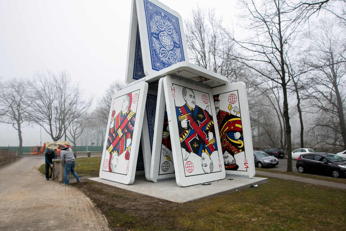 ‘Kaartenhuisje’ met Hitler-afbeelding van kunstenaar Tom Herck beklad ...