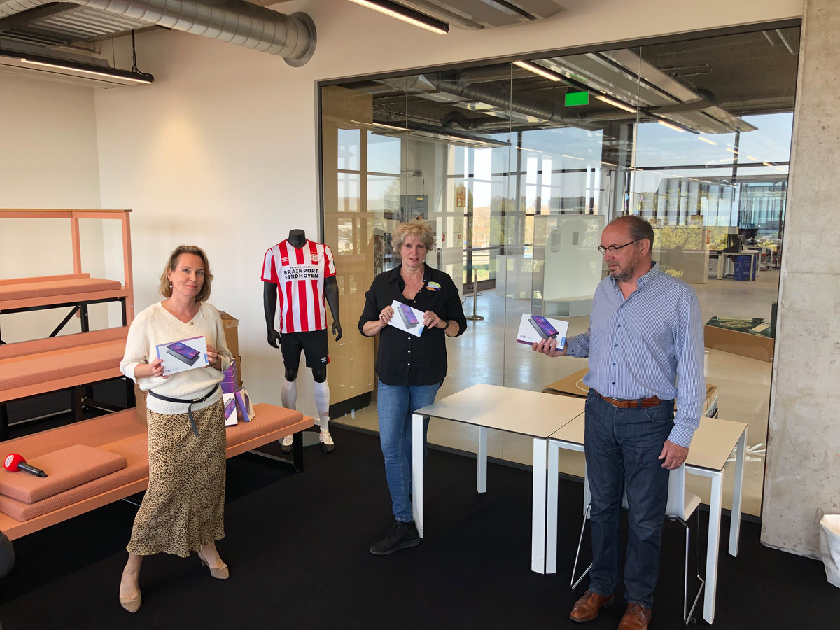 400 tablets ASML voor beeldbellen in regio Eindhoven | Foto | ed.nl