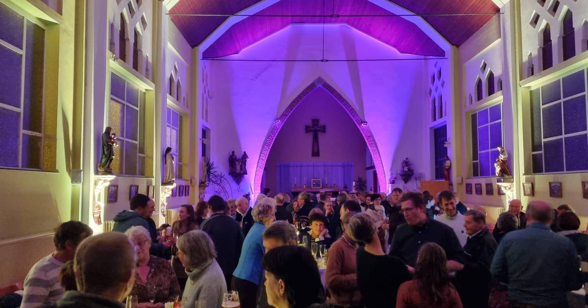 Inwoners Asbeek klinken in kerk op 2023 | Asse | hln.be