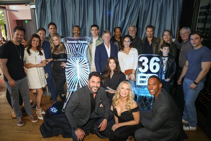 VINGER AAN DE SOAP. Sandrine André toont haar jeugdliefde en de cast ...