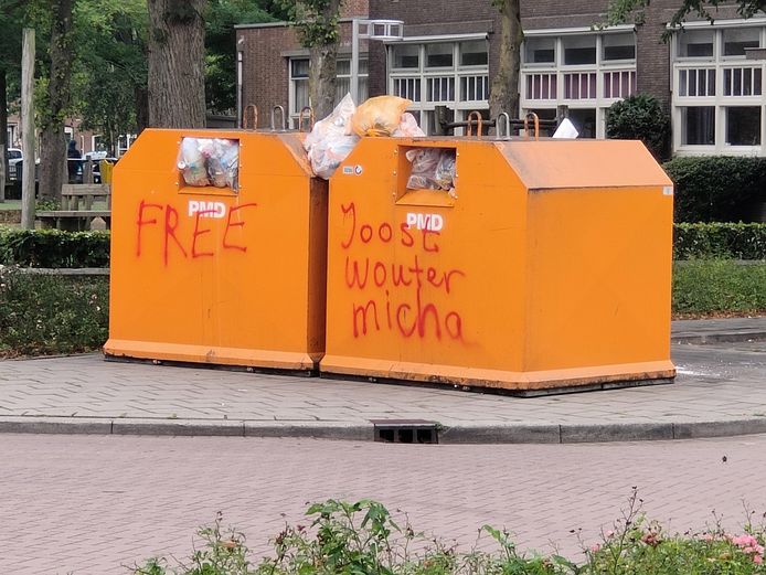 Steun aan complotdenkers ‘pedonetwerk’: containers beklad ...