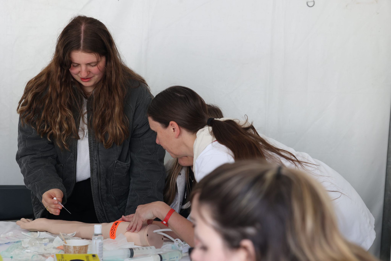 Rampoefening maakt 1.000 leerlingen warm voor zorgsector: “Dit is ...