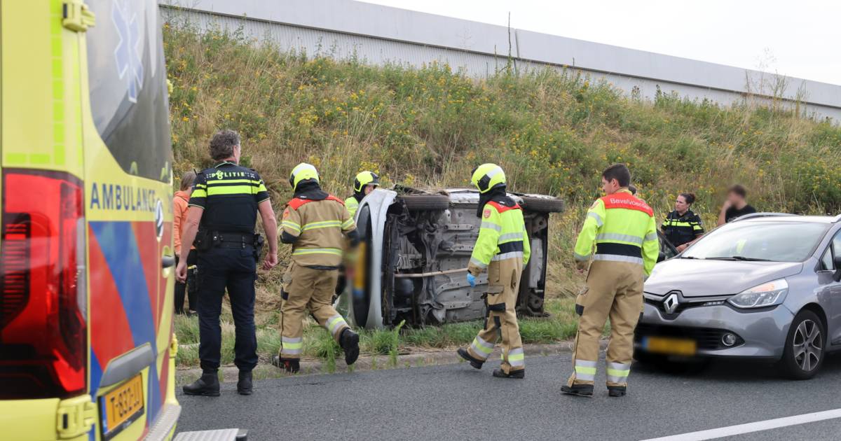 Auto belandt op zijkant in de berm op A50 bij Nistelrode, een rijbaan ...