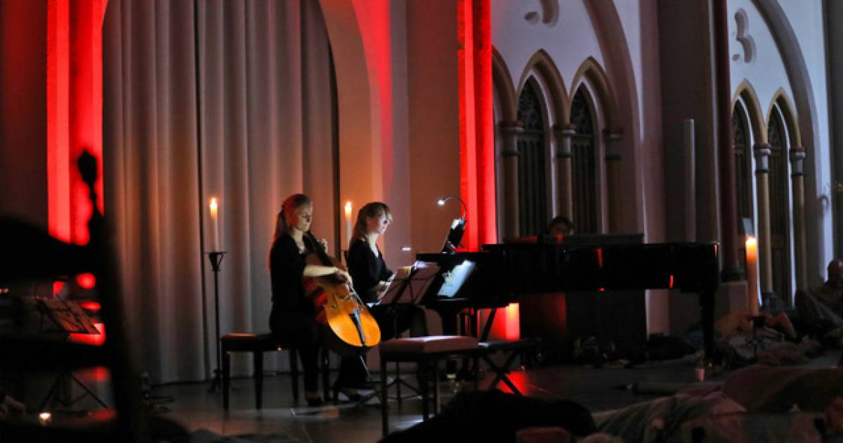 Liggend luisteren naar klassieke muziek in de Stevenskerk | Nijmegen | destentor.nl