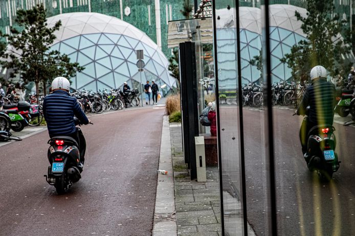 Bromfietser snort met 59 kilometer per uur over het fietspad in ...