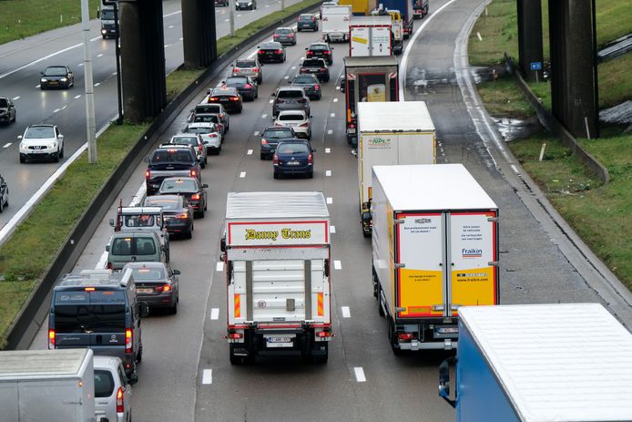 Half uur file op Brusselse Binnenring richting Zaventem vanaf Huizingen ... Half uur file op Brusselse Binnenring richting Zaventem vanaf Huizingen ...