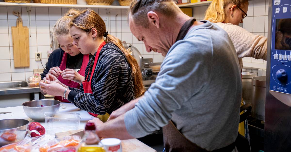 Jongeren koken en serveren compleet menu voor ouderen in Nijnsel: ‘Veel ...