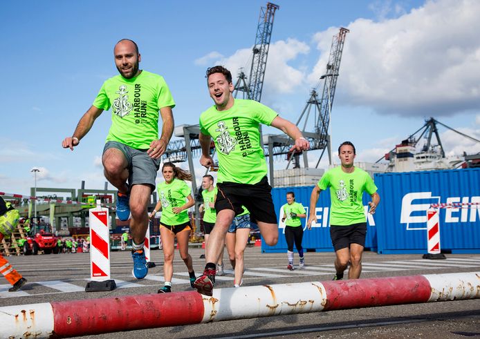 6000 sportievelingen rennen door Rotterdamse haven | Rotterdam | AD.nl