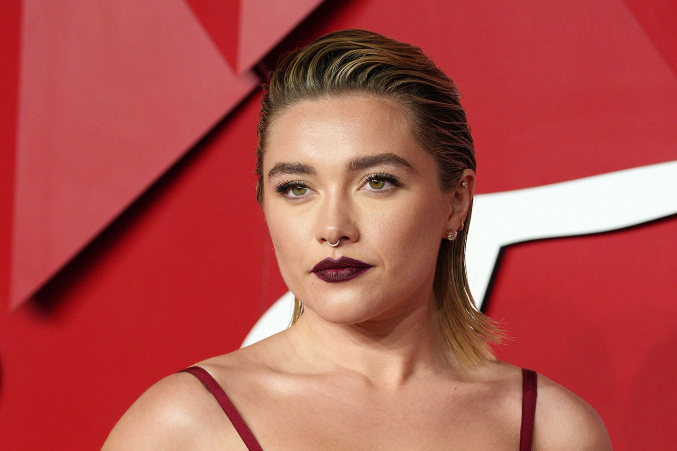 Florence Pugh touchée au visage par un projectile lors de la promotion ...