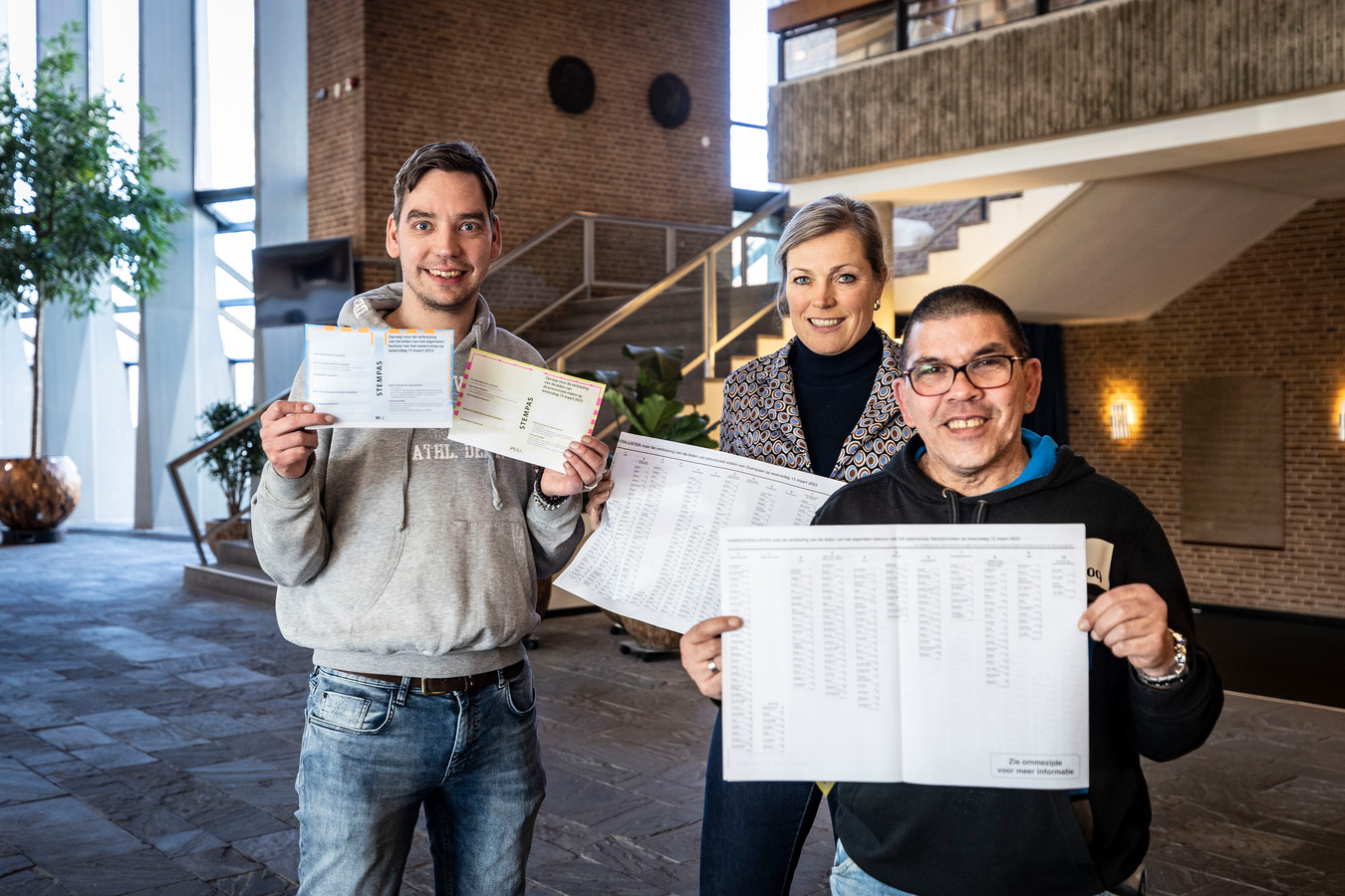 Oldenzalers Raimond en Thomas hebben verstandelijke beperking en helpen ...