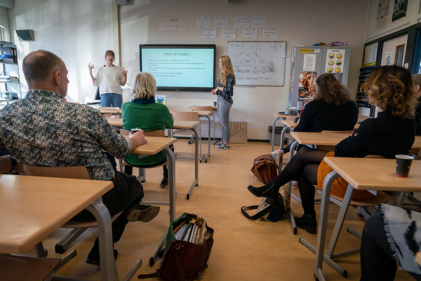 Leerlingen Judith en Esther leggen docenten uit hoe je ...