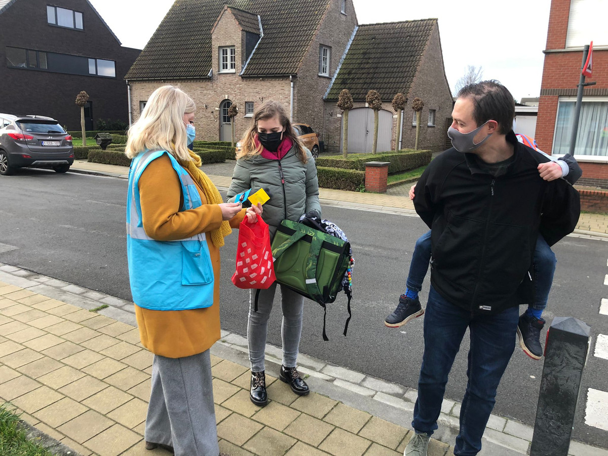 (Groot)ouders aan schoolpoort De Stappe getrakteerd op complimentje ...
