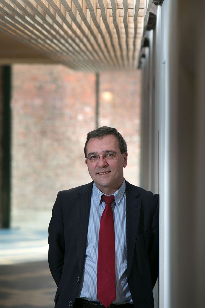 Provincie Limburg kent eremedaille toe aan overleden oud-rector ...