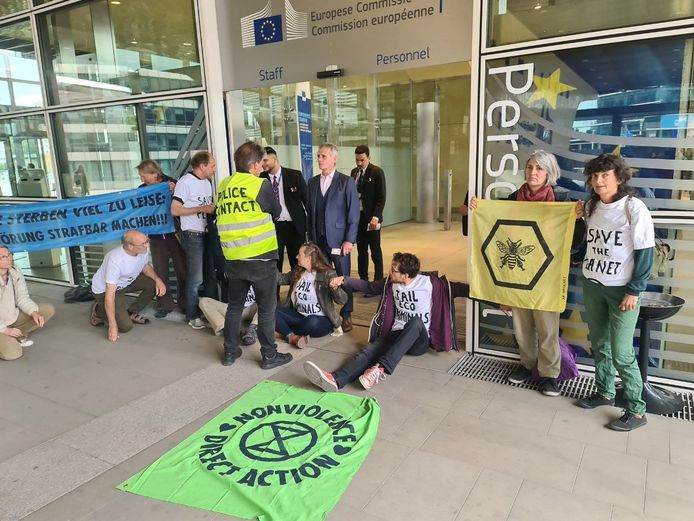 Actievoerders Extinction Rebellion lijmen zich vast aan ingang van ... Actievoerders Extinction Rebellion lijmen zich vast aan ingang van ...
