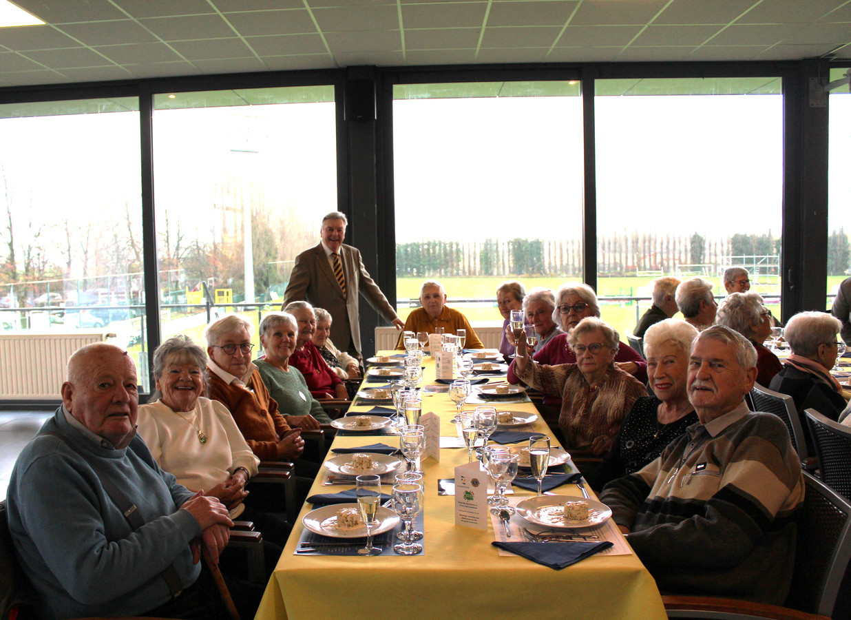 100 Alleenstaande 65 Plussers Genieten Van Diner Van Gemeente En Lions