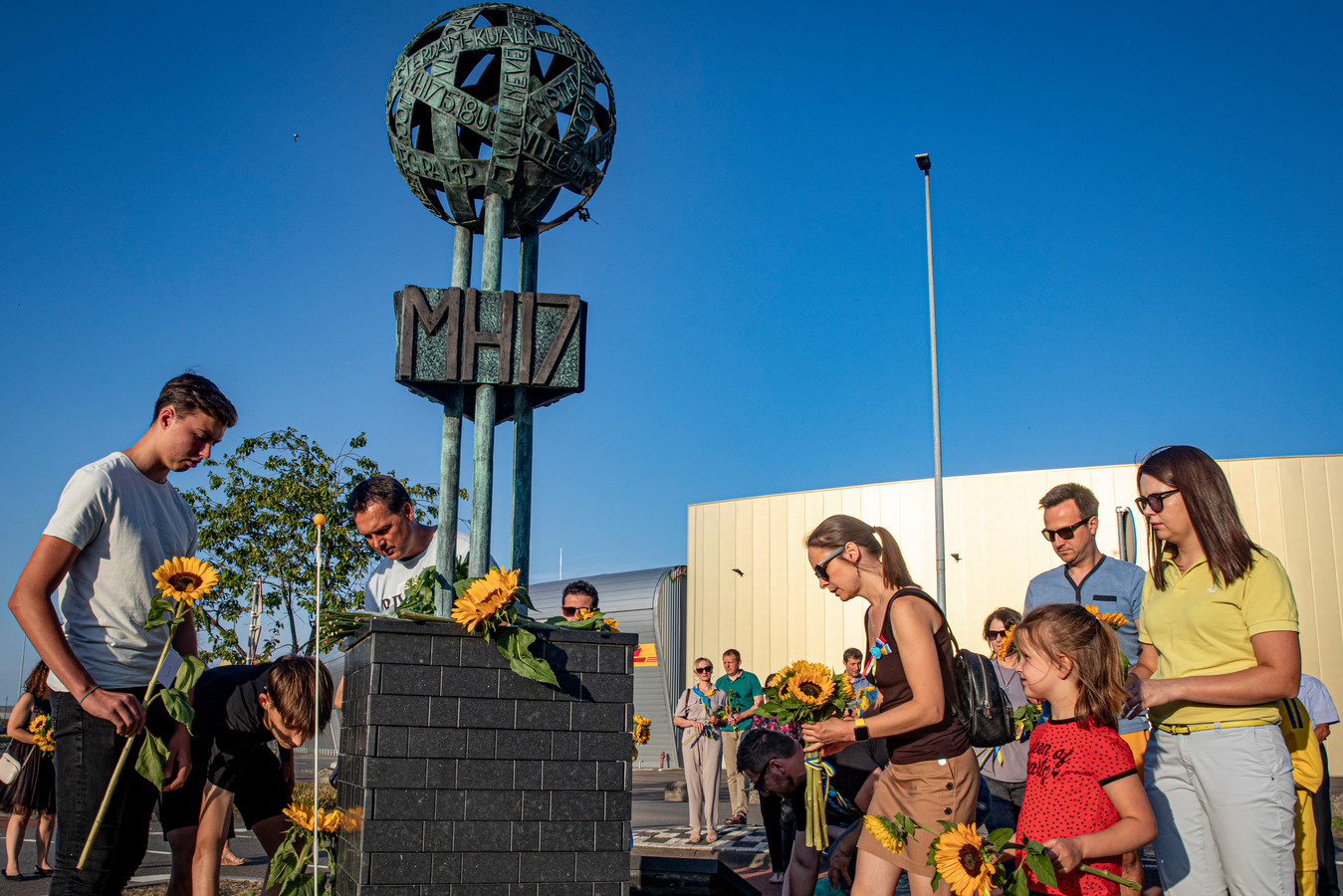 Verdriet Komt Samen Bij Mh17 Herdenkingen In Vijfhuizen En Eindhoven