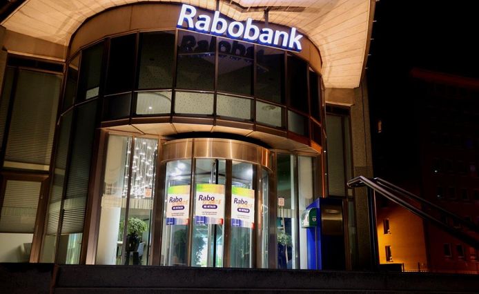 Greenpeace-activisten beplakken Rabobank-filiaal Den Bosch met posters ...