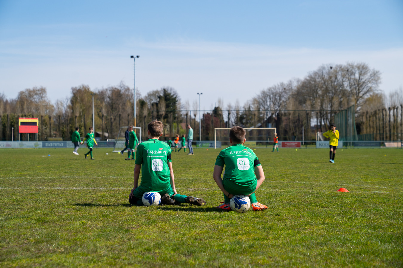 Klasgenootjes herdenken Jack (11) op veld waar hij leerde voetballen ...