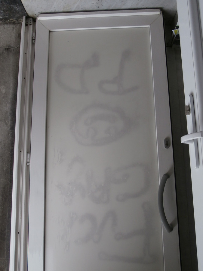 Voordeur Sandra Storme (Vlaams Belang) beklad met lesbofobe graffiti ...