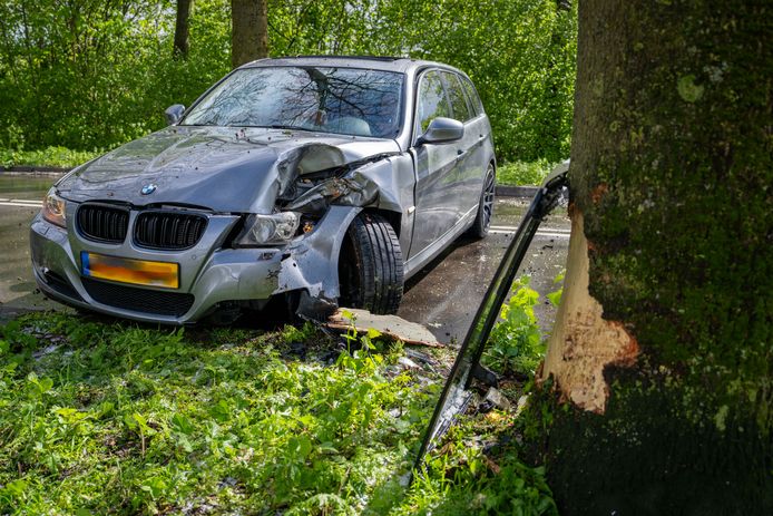 Bestuurster verliest macht over het stuur en botst tegen boom | Zevenaar | AD.nl