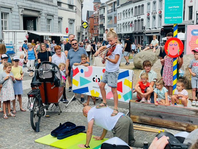 CIRK: Gust (8) en zijn papa stelen de show op de Grote Markt | Aalst | hln.be