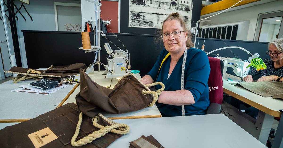 Amanda pijnigt haar vingers als ze tassen maakt van Lattrops molendoek ...