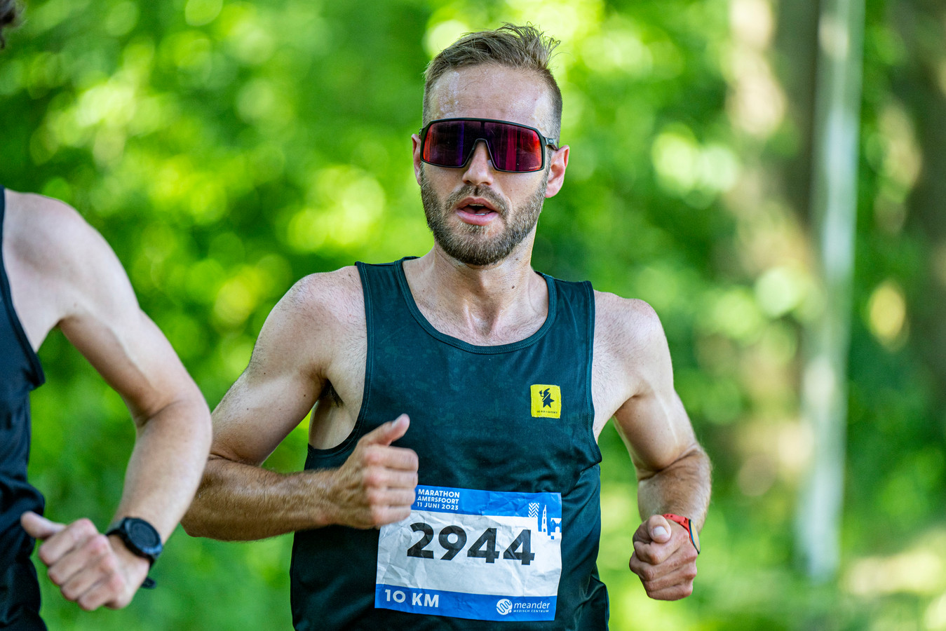 Ingekorte Marathon Amersfoort trekt duizenden lopers: ‘Het was zwaar en heel, heel heet’ | Foto ...