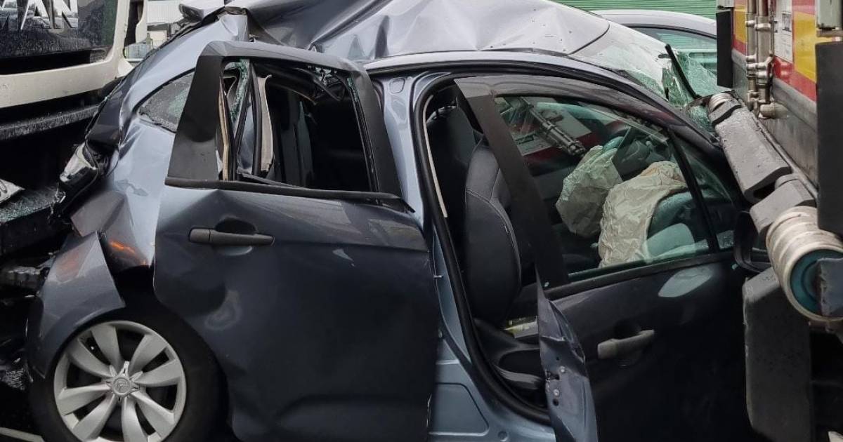 Auto verwoest door botsing met twee vrachtwagens op A16 bij Hazeldonk ...