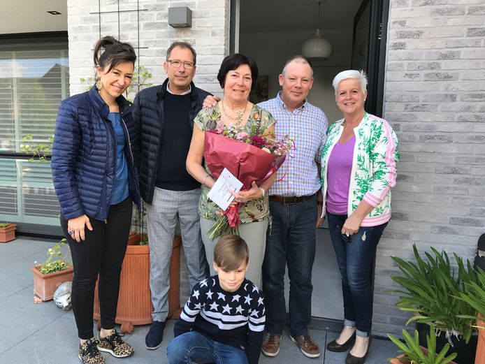 Vier moeders verrast met Kadobon en bloemen | Londerzeel | hln.be