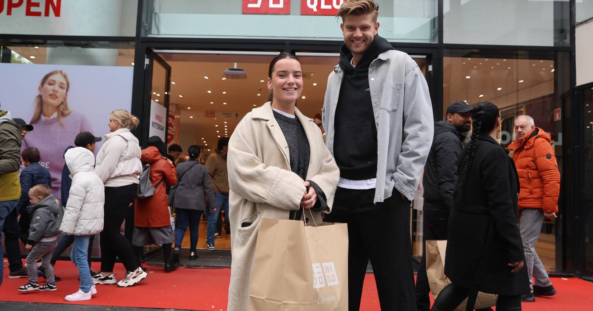 Sharon en Lars weten wel waarom het zo druk is bij Uniqlo in Rotterdam ...