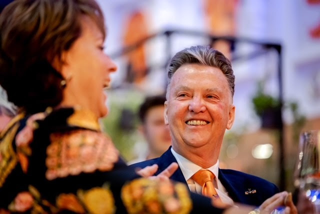 Louis van Gaal benoemd tot Officier in de Orde van Oranje-Nassau | Foto ... Louis van Gaal benoemd tot Officier in de Orde van Oranje-Nassau | Foto ...