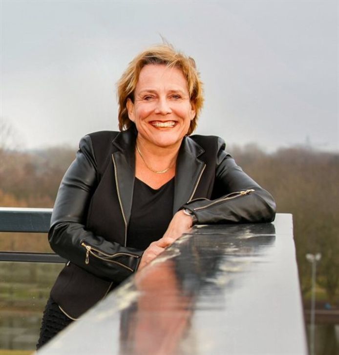 Overijsselse Commissaris van de Koning Bijleveld praat mee aan ... Overijsselse Commissaris van de Koning Bijleveld praat mee aan ...