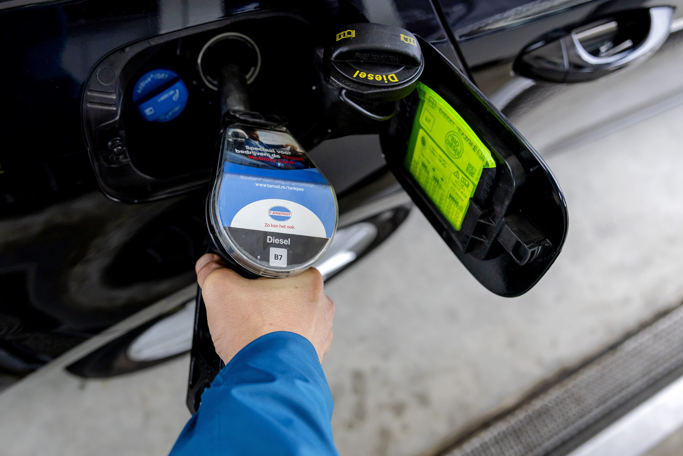 Tientallen auto’s haperen door fout bij tankstation, bestuurders balen ...