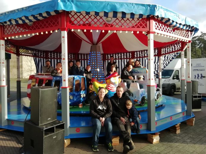 Dakwerker realiseert eigen kinderdroom en bouwt zelf een paardenmolen | Scherpenheuvel-Zichem ...