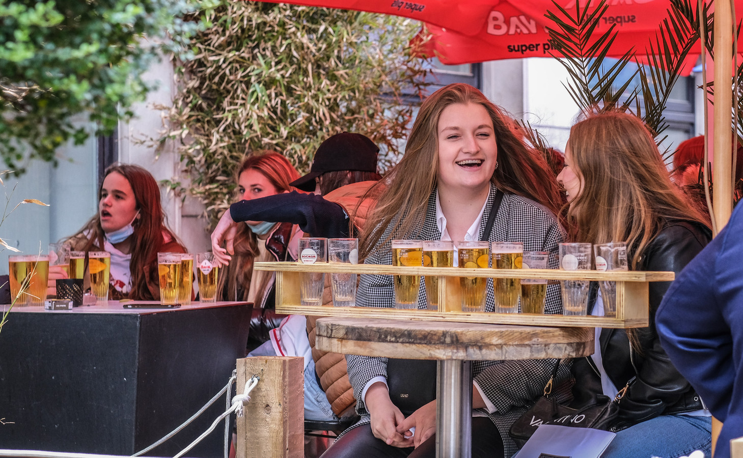 Café 56 en Bar Luxe verhogen prijs voor pintje naar 2,50 euro: “Overal ...