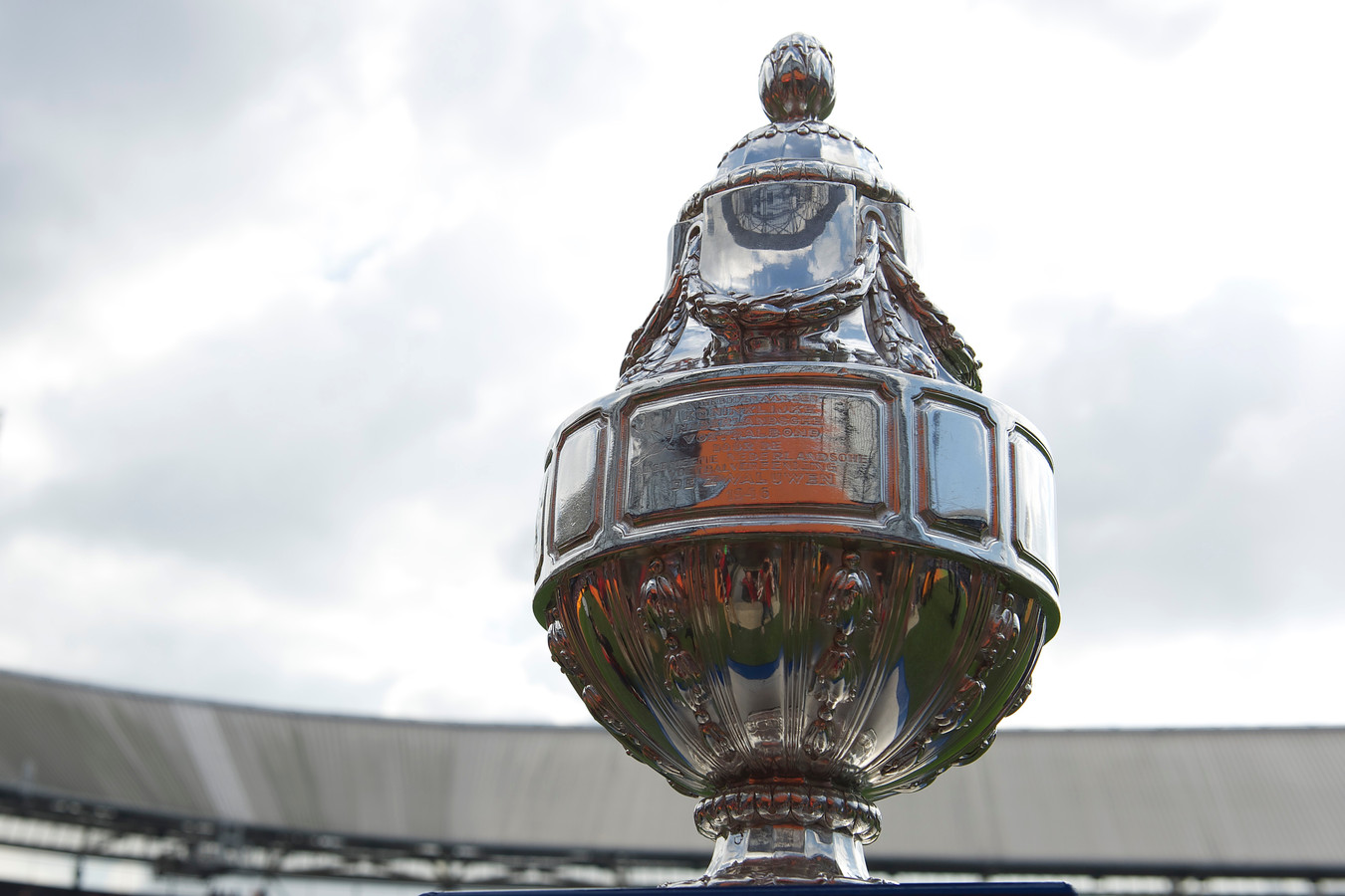 Raadsel, waarom is de KNVB-beker een dennenappel? | Foto | bndestem.nl