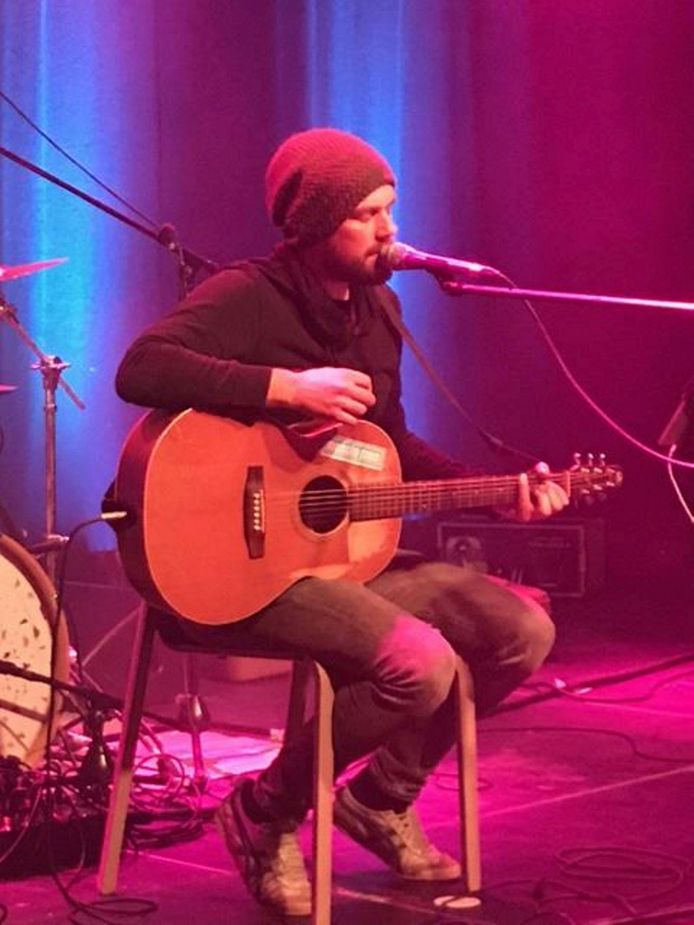 Tom De Man brengt jeugdsentiment met 'Nirvaana unplugged in...' | Lede ...