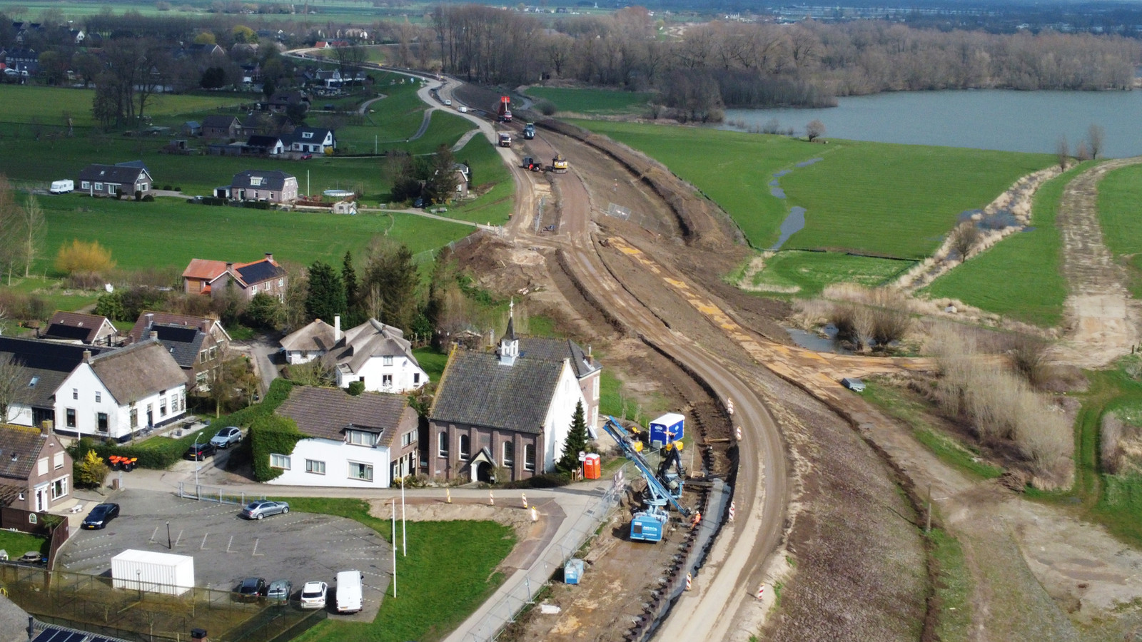 Het werk is begonnen aan de Gastvrije Waaldijk maar de onvrede over ...