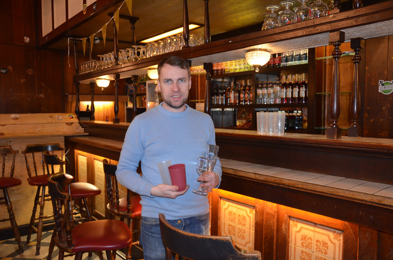 Café-uitbaters verdeeld over nieuw systeem met herbruikbare bekers ...