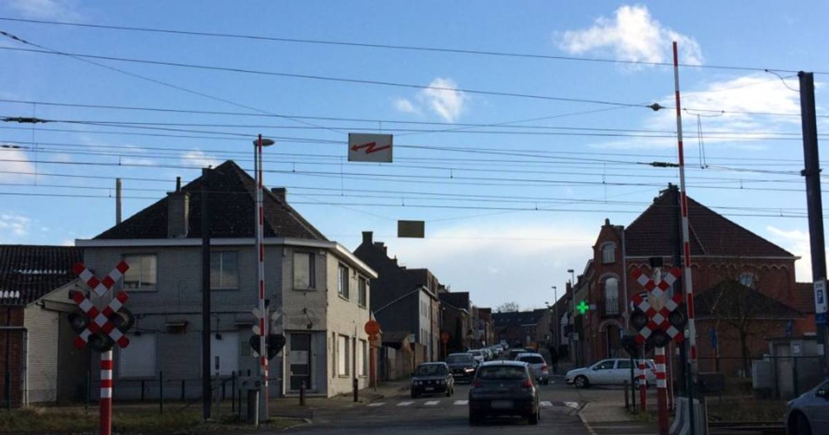 Spooroverweg aan station Burst week lang afgesloten voor verkeer, ook ...