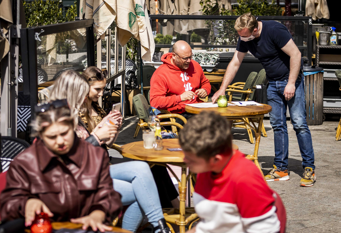 Nederlandse terrasjes na half jaar weer open: “Zitten hier Vlamingen ...
