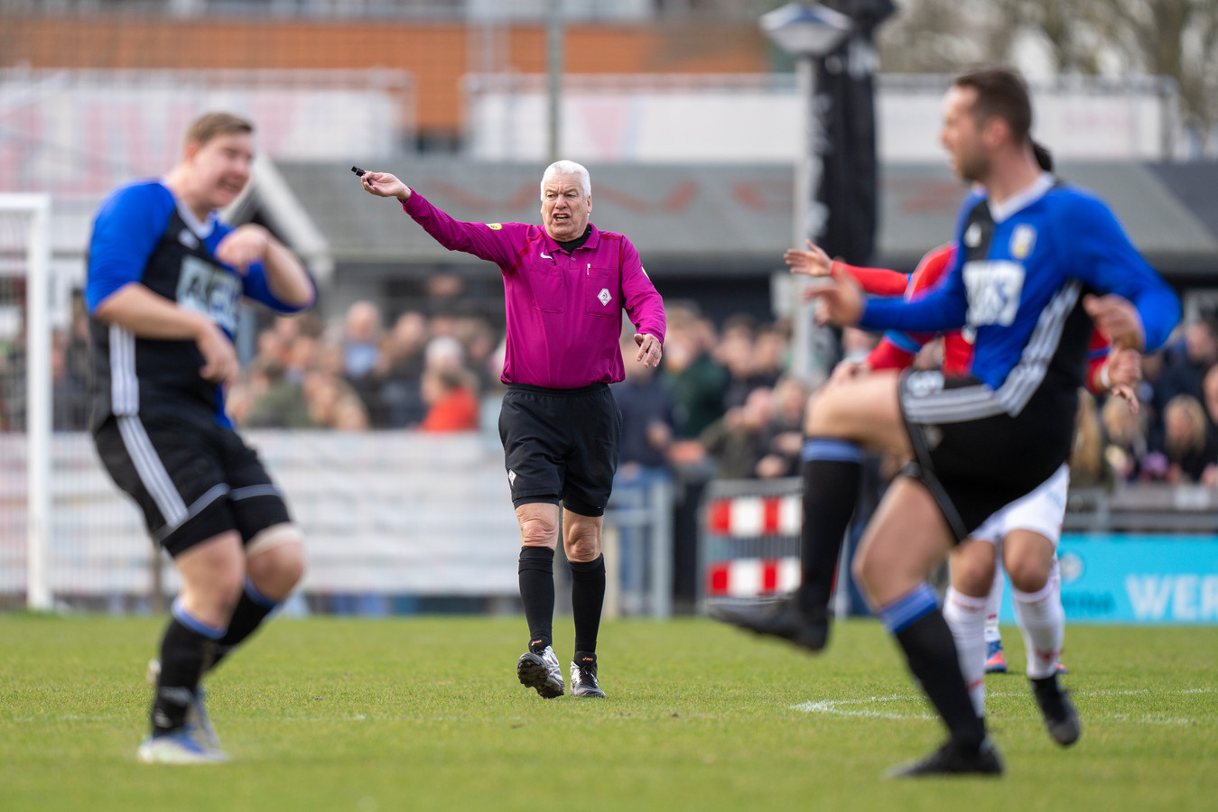 Na ruim 850 profwedstrijden fluit Roelof Luinge (67) vrolijk verder bij ...