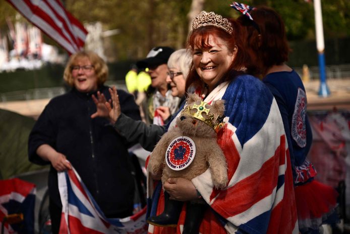 Britse royalty-fans pakken uit met kostuums en hopen glimp van ...