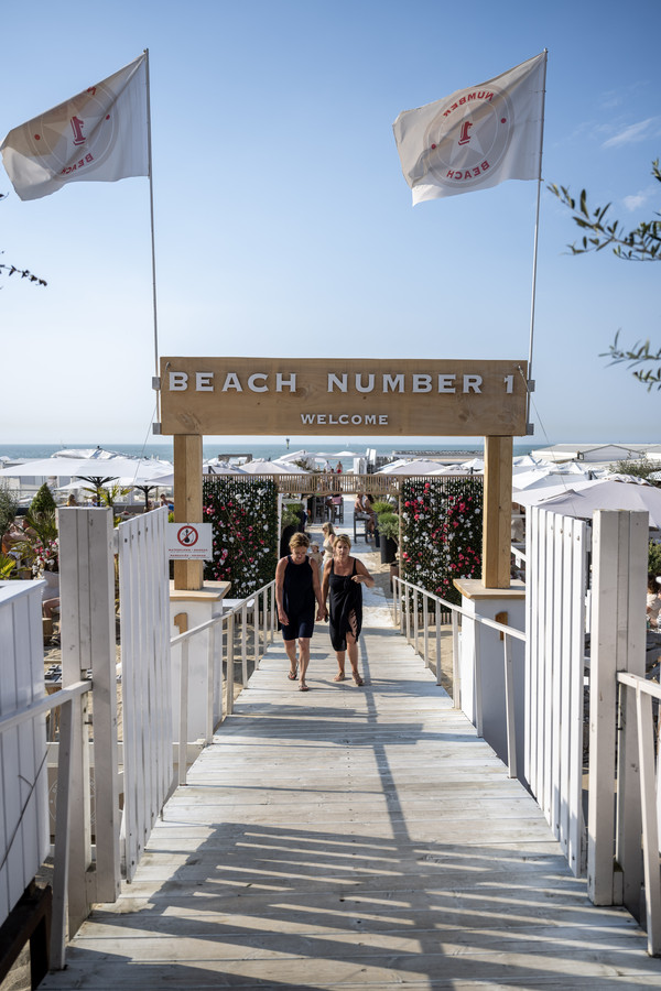 Dit is de meest exclusieve strandbar van de kust: “Klanten bieden tegen ...