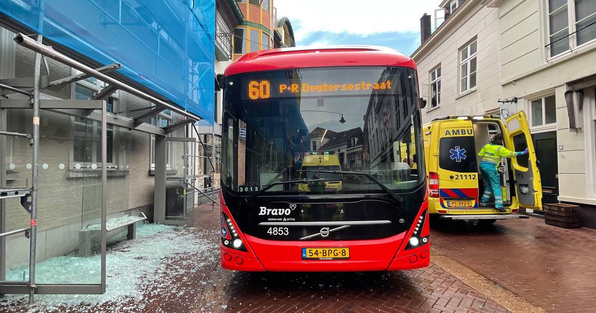 Stadsbus botst tegen bushalte in centrum Den Bosch, zes gewonden | Den ...