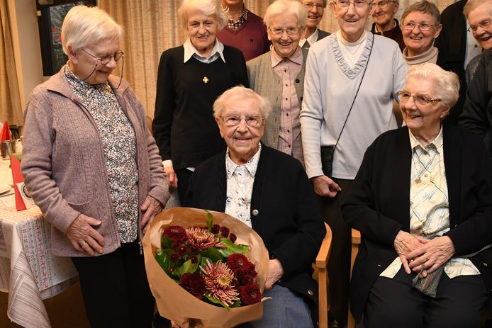 Vorig jaar nog in het ziekenhuis, nu viert zuster Hilda haar 101e ... Vorig jaar nog in het ziekenhuis, nu viert zuster Hilda haar 101e ...
