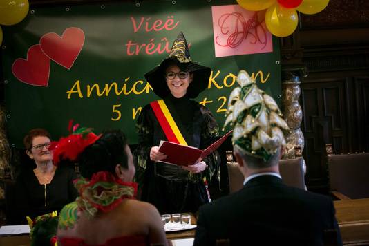 'Heks' Hilde Claes trouwt carnavalisten | Hasselt | hln.be
