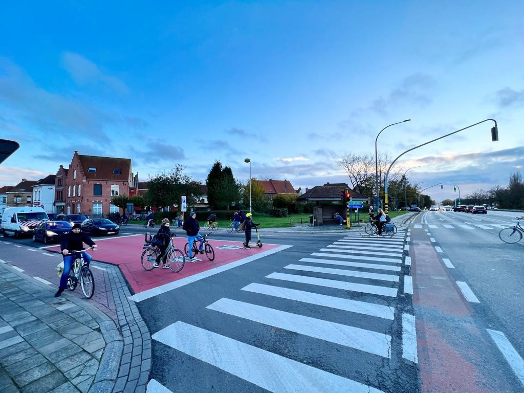 Zwart kruispunt aan Gentpoort wordt veiliger voor fietsers, maar eigenlijke werken starten ...